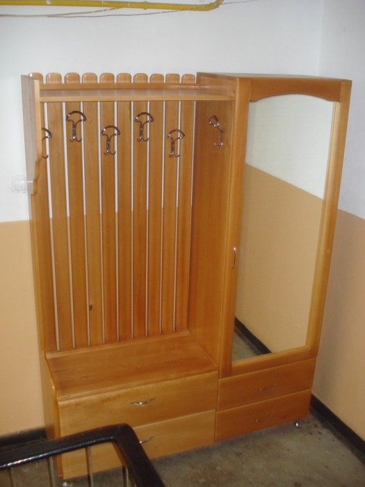 Cuier de hol, din lemn masiv de tei, in stare perfecta, compartimentat ...